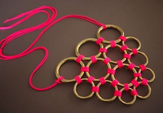 Cómo hacer collares con material reciclado - Bricolaje10.com