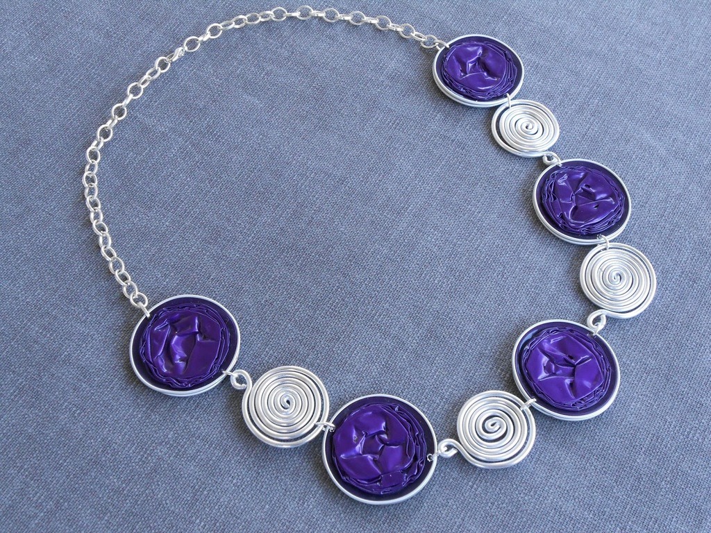 Cómo hacer collares con material reciclado - Bricolaje10.com